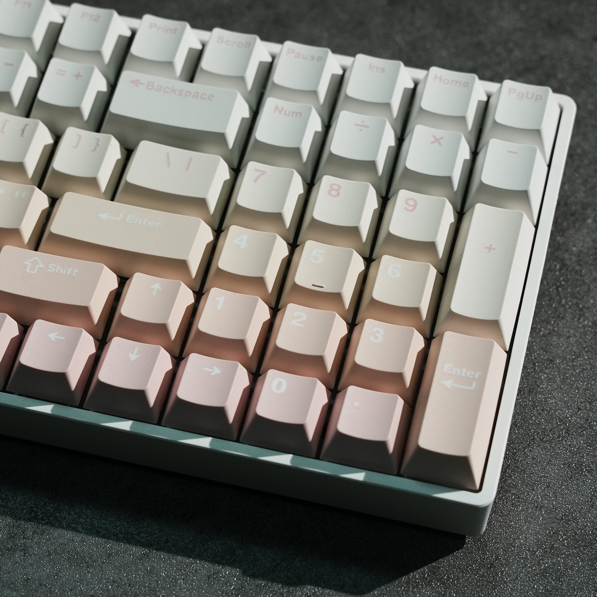 Gradient White Pink Keycaps Set ANSI & ISO Layout – KeyGeak