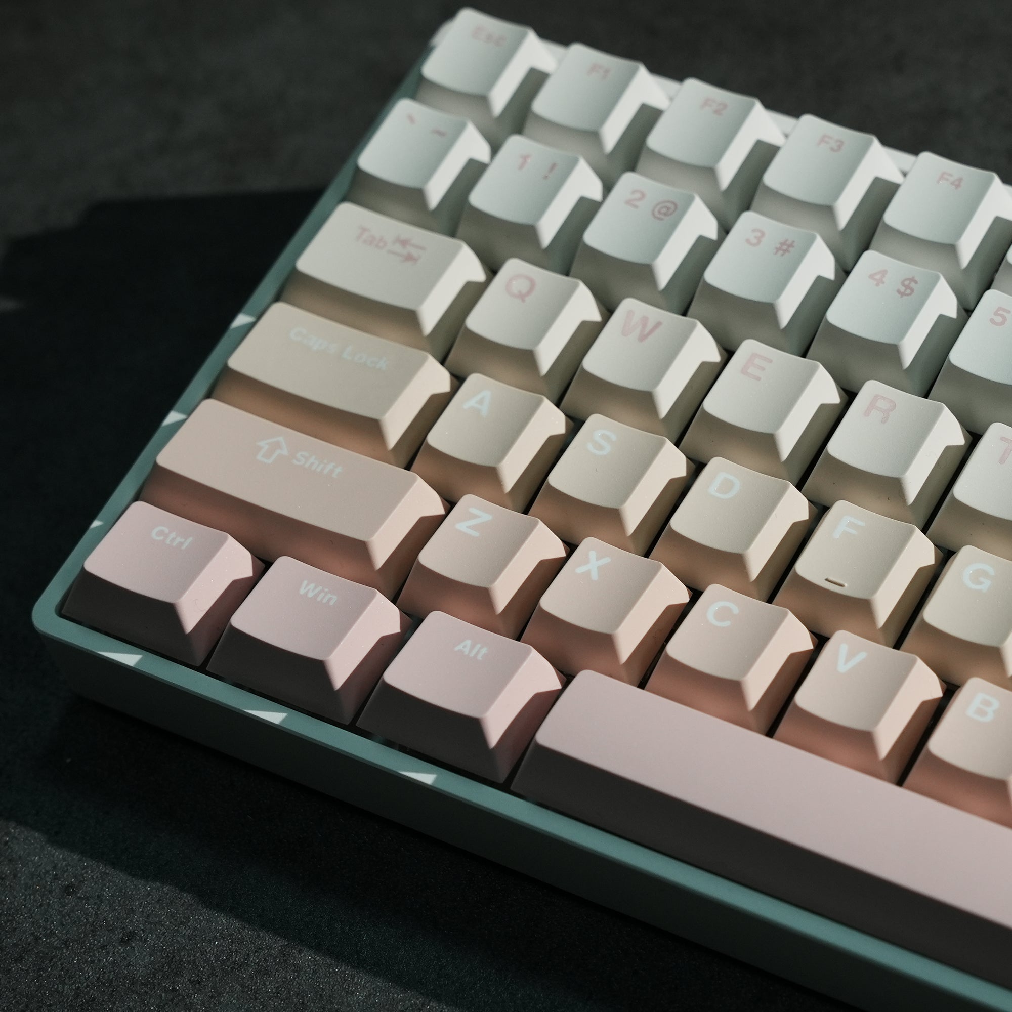 Gradient White Pink Keycaps Set ANSI & ISO Layout – KeyGeak